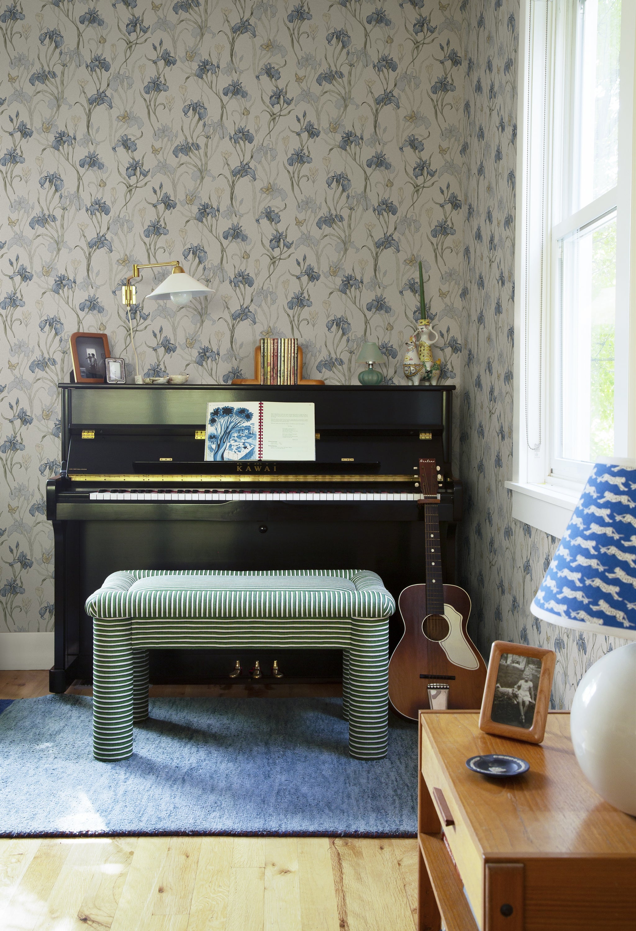 Iris - Sky Blue - Blomstertapet fra svenske Sandberg